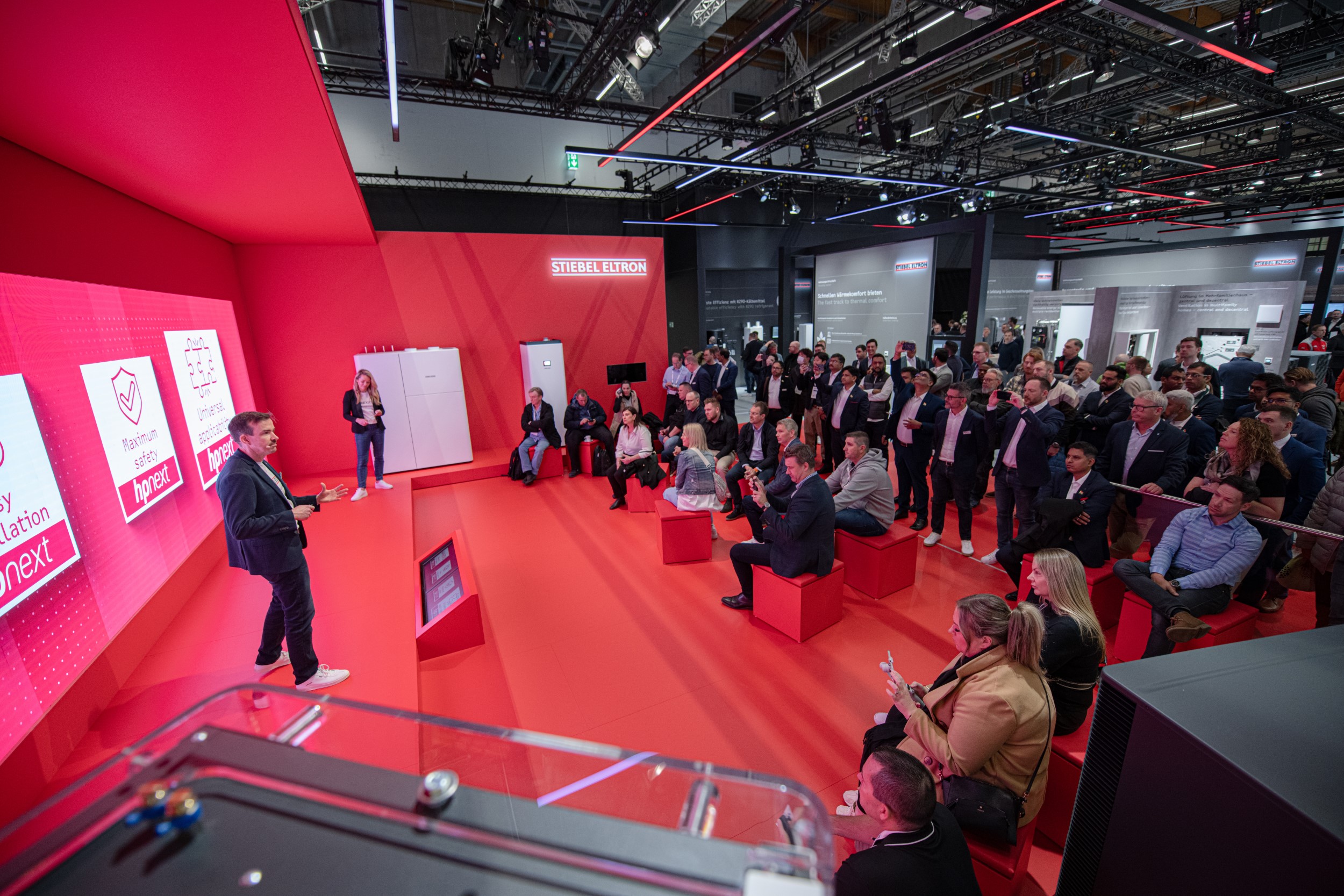 Riesiger Andrang auf neue wpnext-Generation bei Stiebel Eltron auf der ISH STIEBEL ELTRON ...